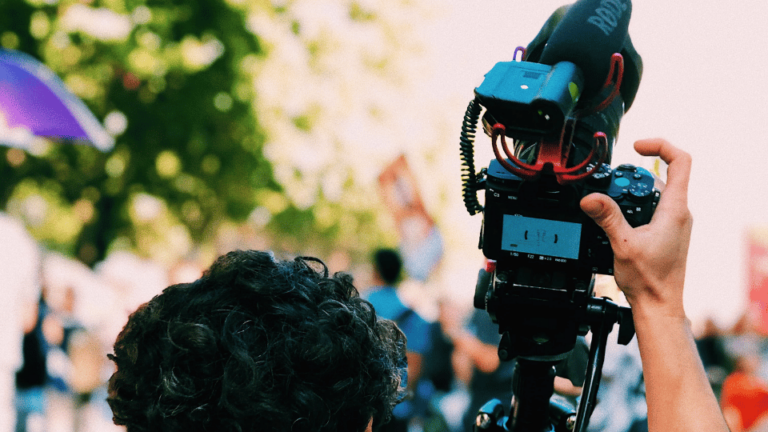 7 Essential Steps to Becoming a Journalist - Yellowbrick